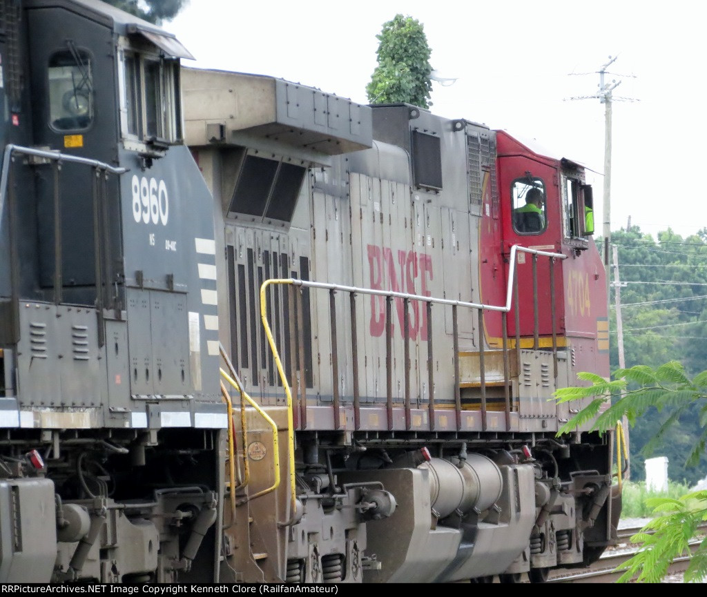 NS train #40A with BNSF 4704 (War Bonnet) (pic 4)